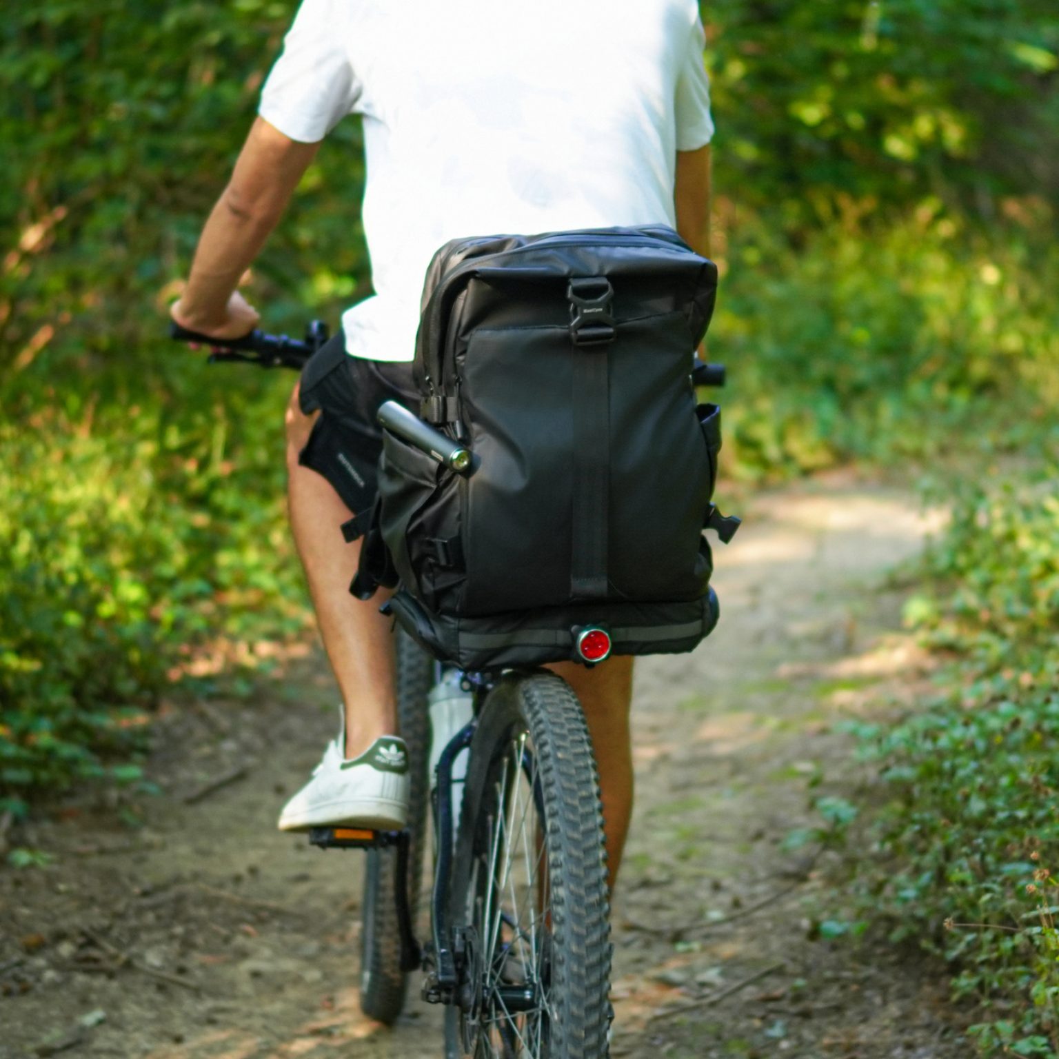 *早鳥集購* EasiCyco 全球唯一懸浮式35L機能單車背包-免裝貨架 - SearchingC